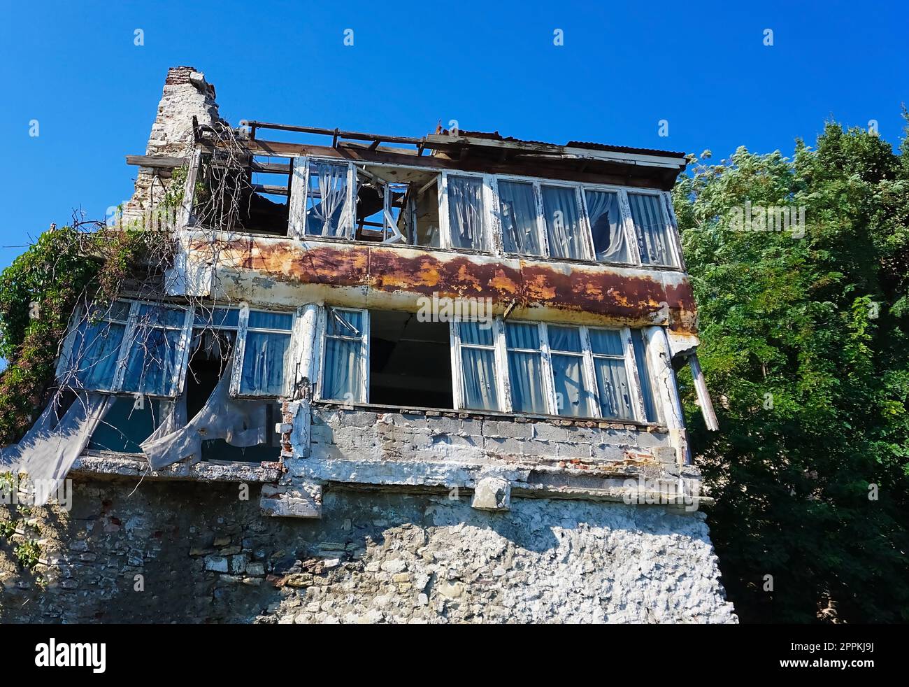 Istanbul, Turkey - Old ruined house Stock Photo - Alamy