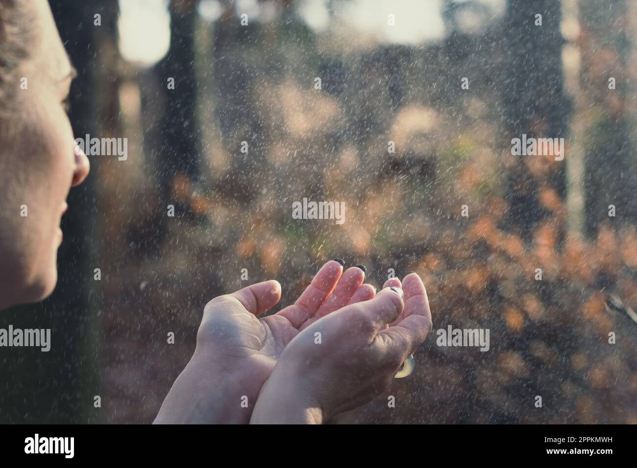 Raindrops wallpaper hi-res stock photography and images - Alamy