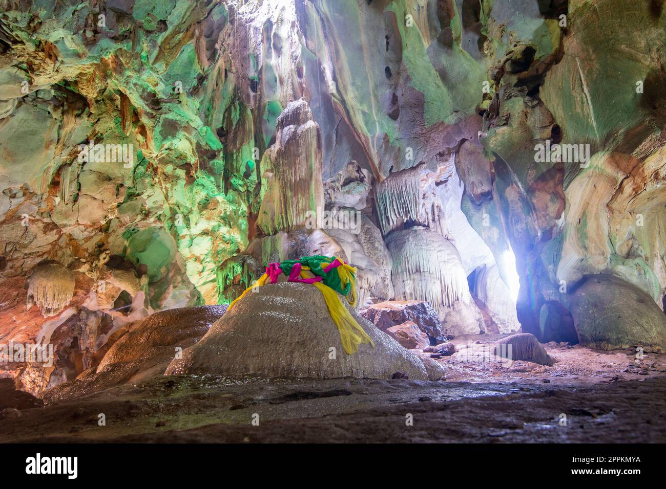 THAILAND PRACHUAP BANG SAPHAN MA RONG CAVE Stock Photo - Alamy