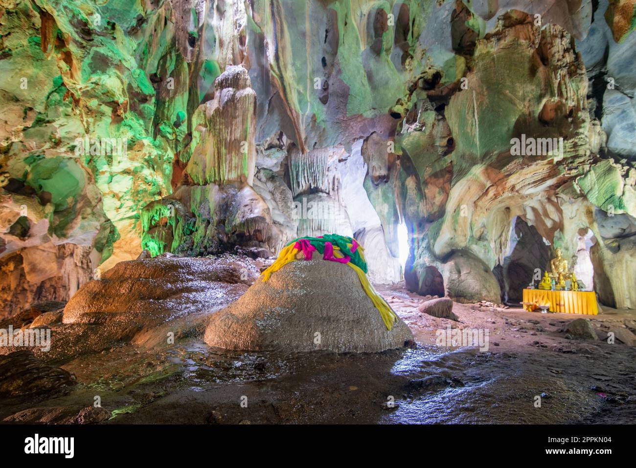 THAILAND PRACHUAP BANG SAPHAN MA RONG CAVE Stock Photo - Alamy