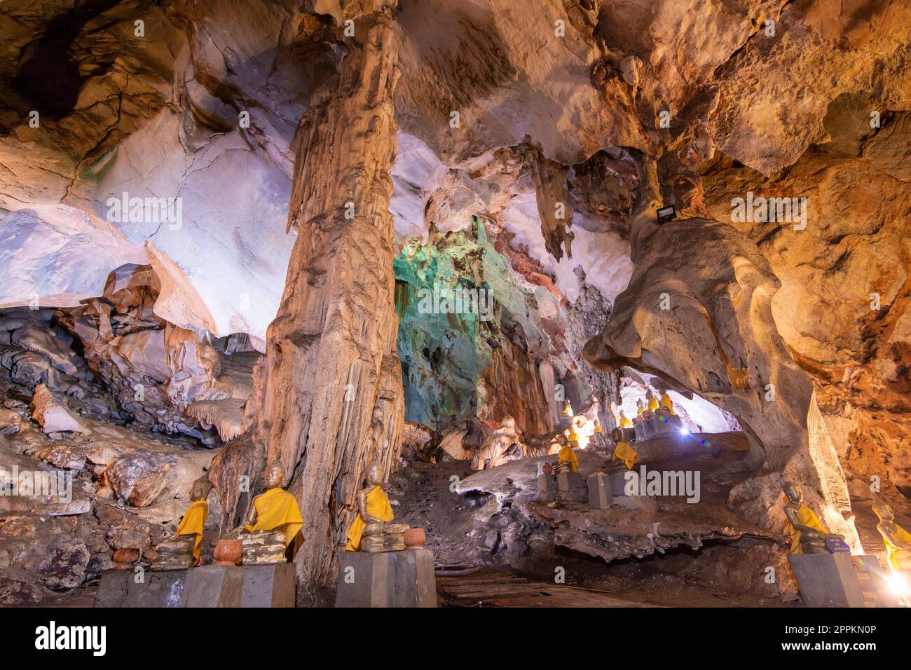 THAILAND PRACHUAP BANG SAPHAN MA RONG CAVE Stock Photo - Alamy