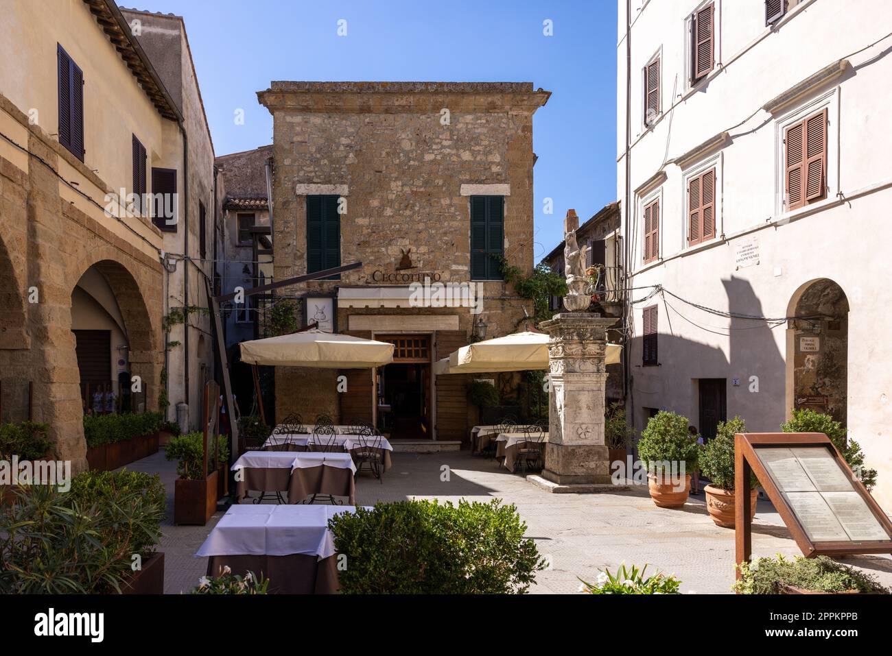 Pitigliano town square hi-res stock photography and images - Alamy