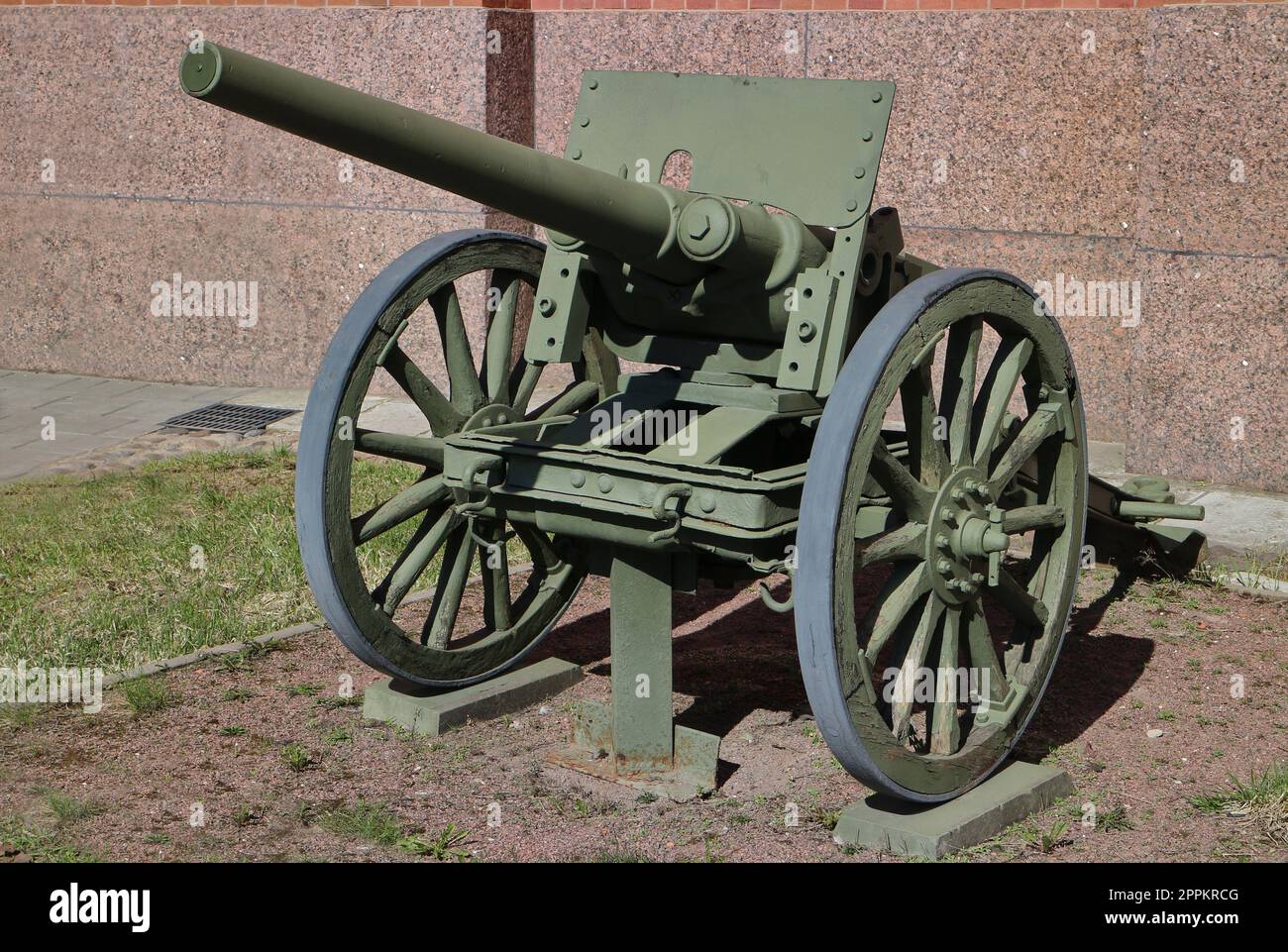Artillery wheel hi-res stock photography and images - Alamy