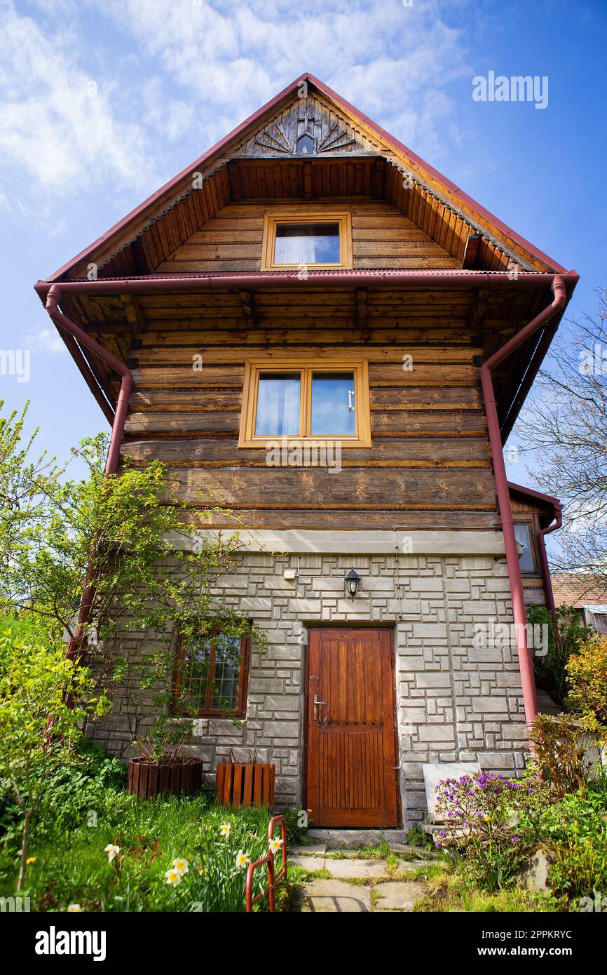 Old wooden cottage hi-res stock photography and images - Alamy