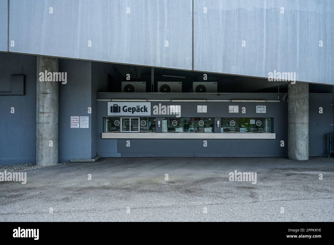 Baggage drop off counter hi-res stock photography and images - Alamy