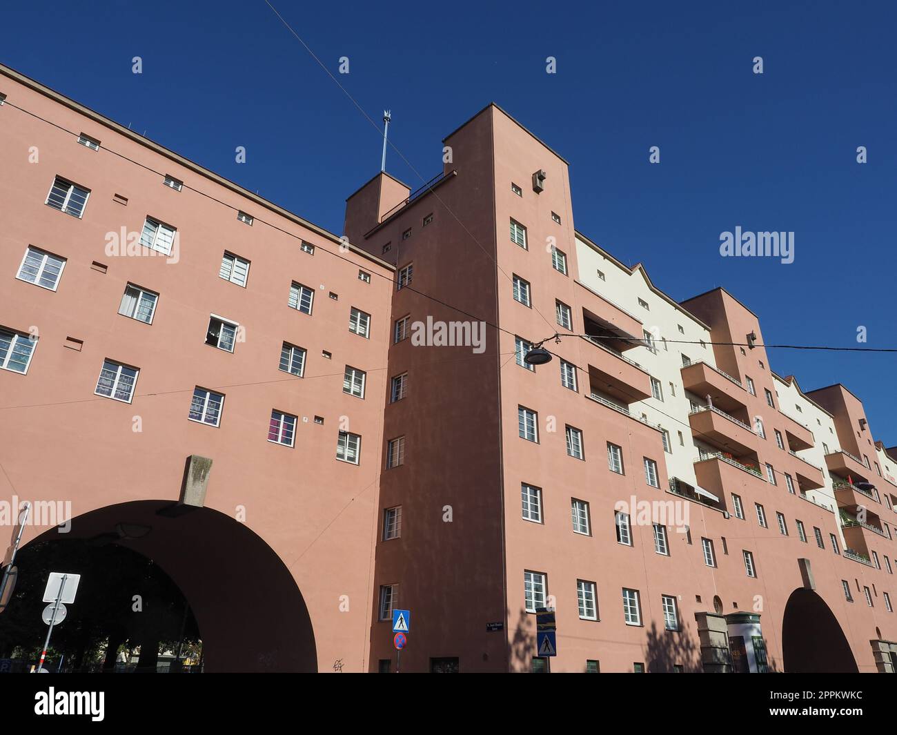 Karl-Marx-Hof building in Vienna Stock Photo - Alamy