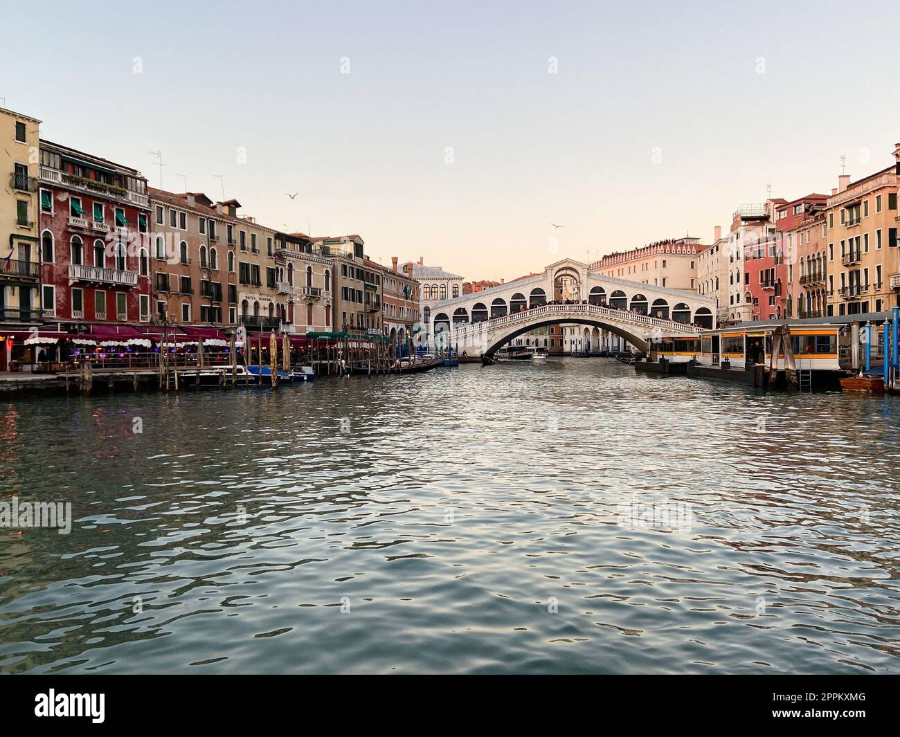 Water transport rialto bridge view hi-res stock photography and images ...
