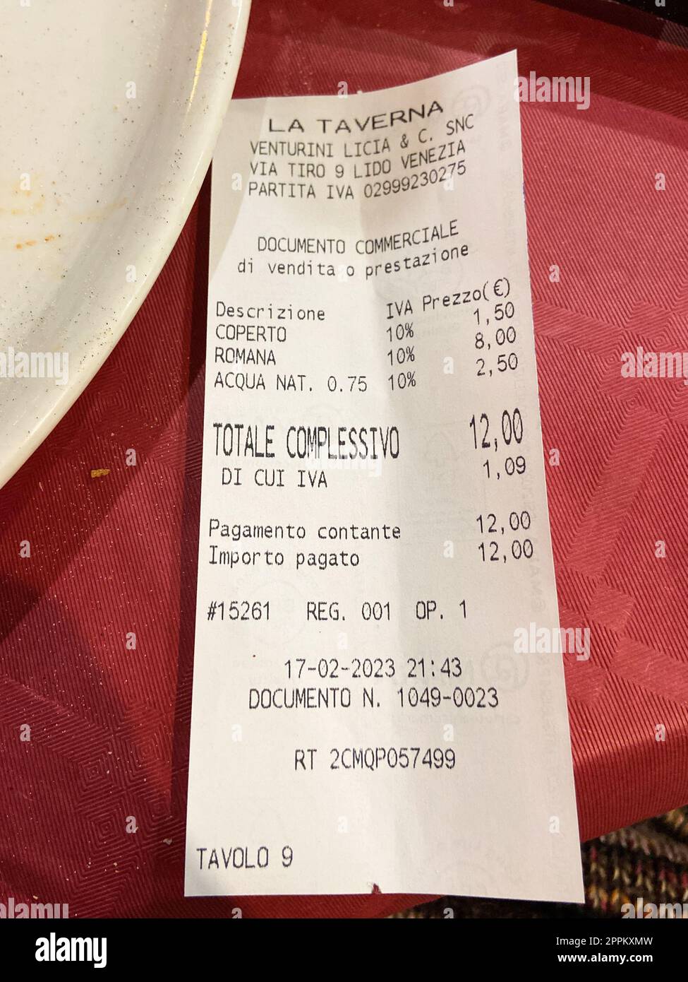 bill for lunch with romana pizza in local pizzeria Stock Photo - Alamy