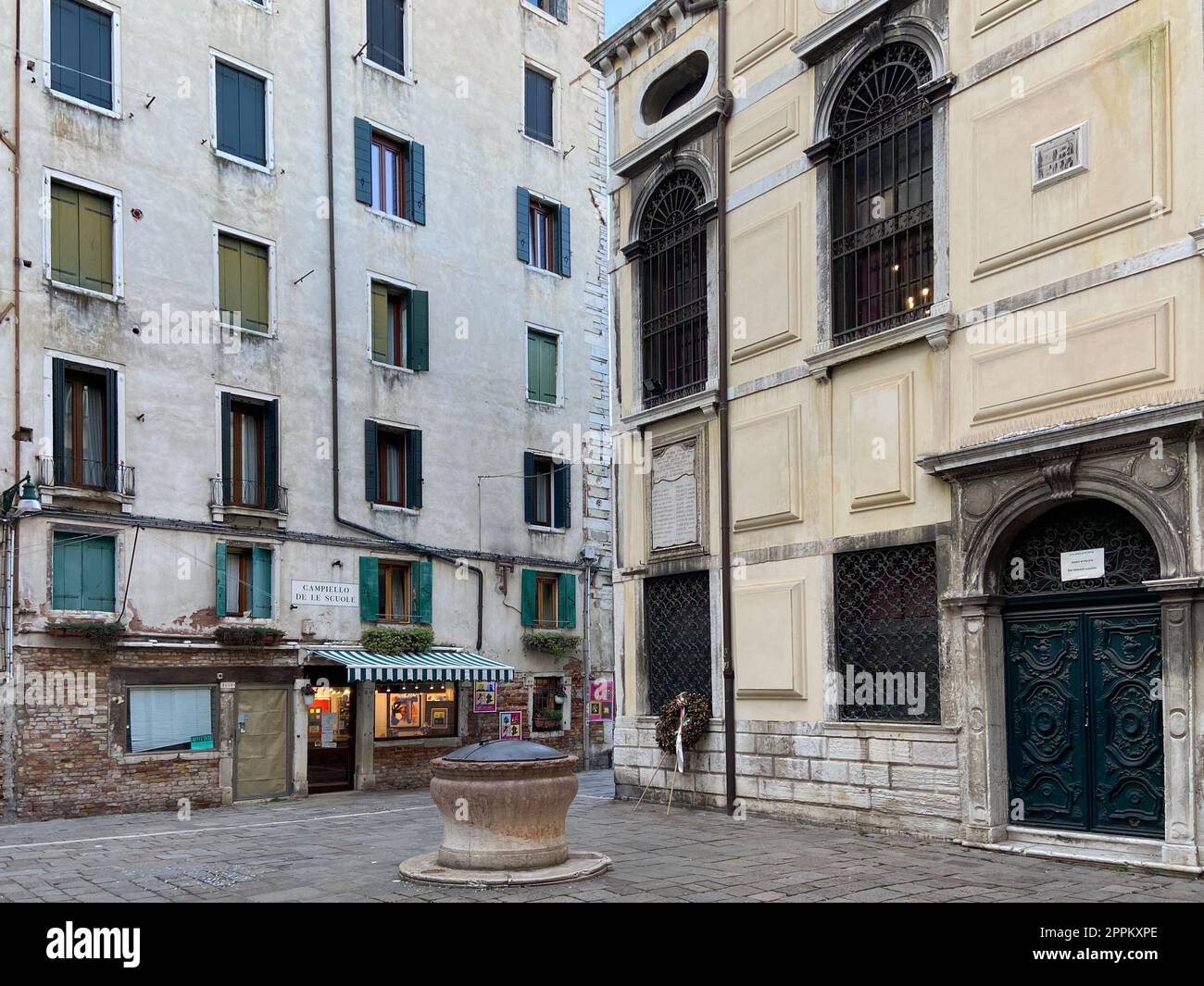 well on square in Ghetto district in Venice city Stock Photo - Alamy