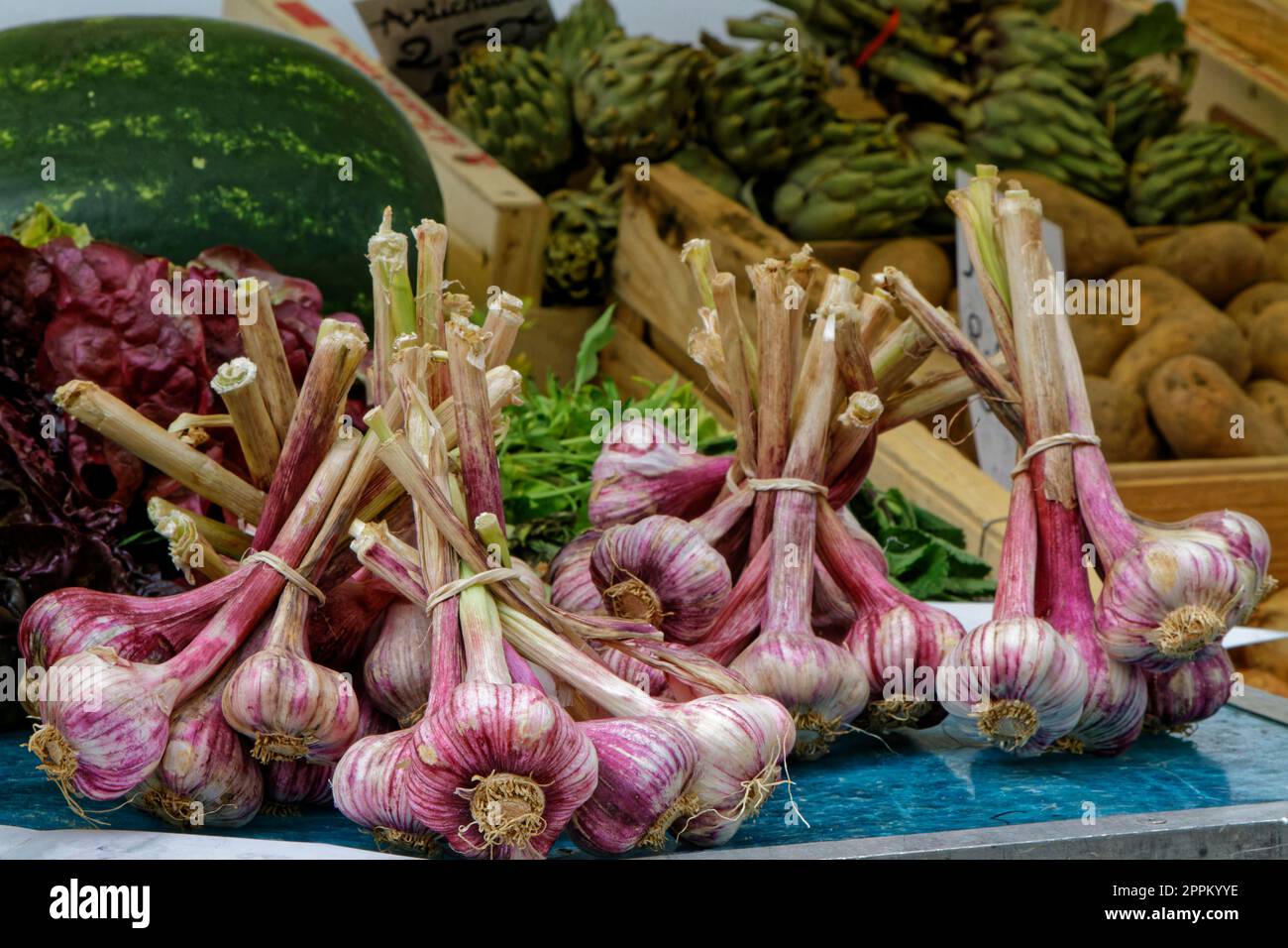 Garlic cloves on an outdoor market stall Stock Photo - Alamy