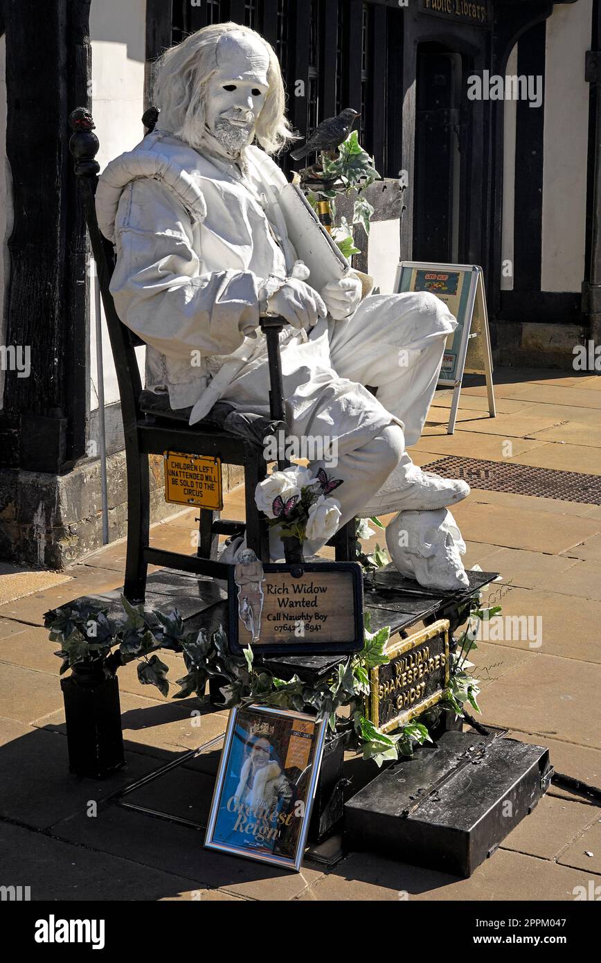 Living statue of William Shakespeare Ghost, Henley Street, Stratford ...