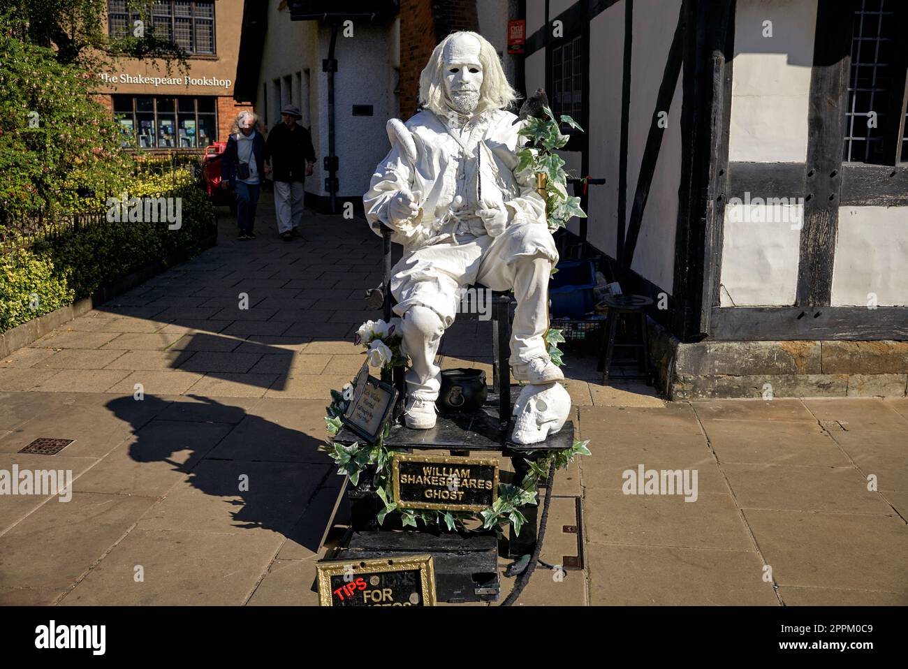 Living statue of William Shakespeare Ghost, Henley Street, Stratford ... Living statue of William Shakespeare Ghost, Henley Street, Stratford ...