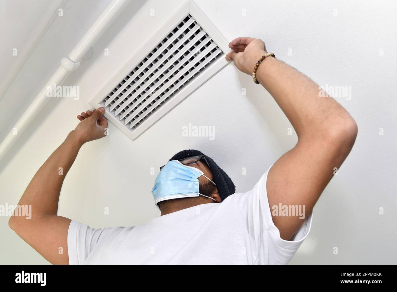 Men installing air conditioning hi-res stock photography and images - Alamy