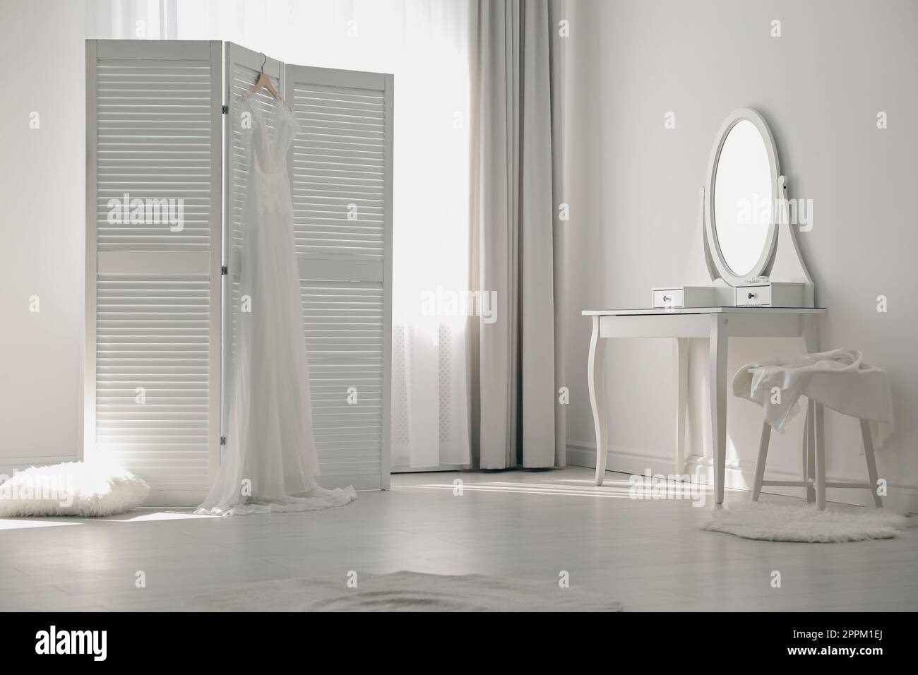 Elegant folding screen hi-res stock photography and images - Alamy