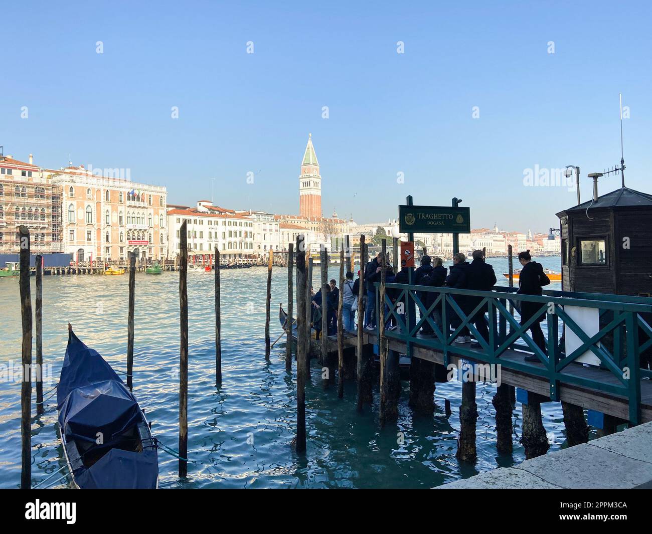 line of tourists for gondola ride in Venice city Stock Photo - Alamy