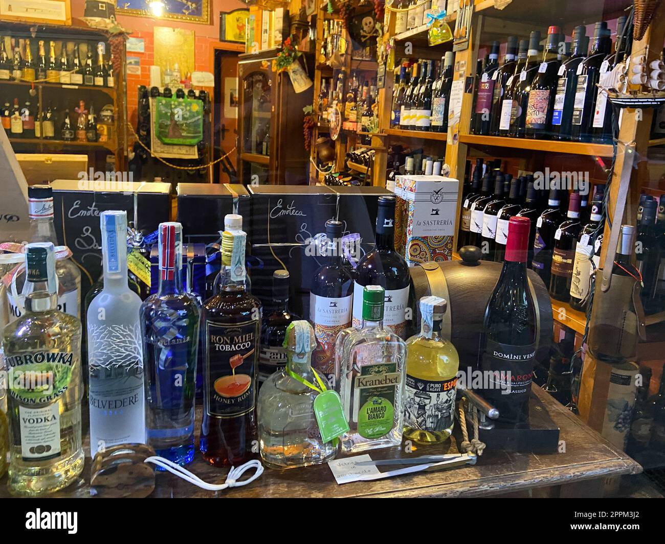 Liquor store interior hi-res stock photography and images - Alamy