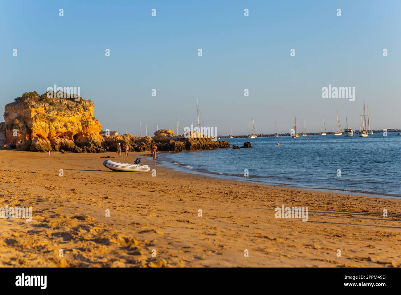 Praia Grande beach. Ferragudo Stock Photo - Alamy