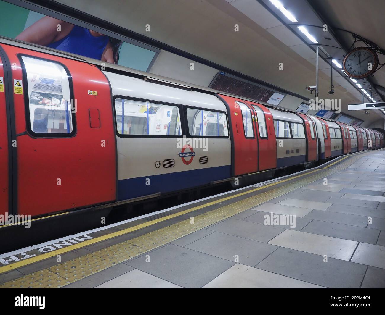 London Undergrond tube train Stock Photo - Alamy