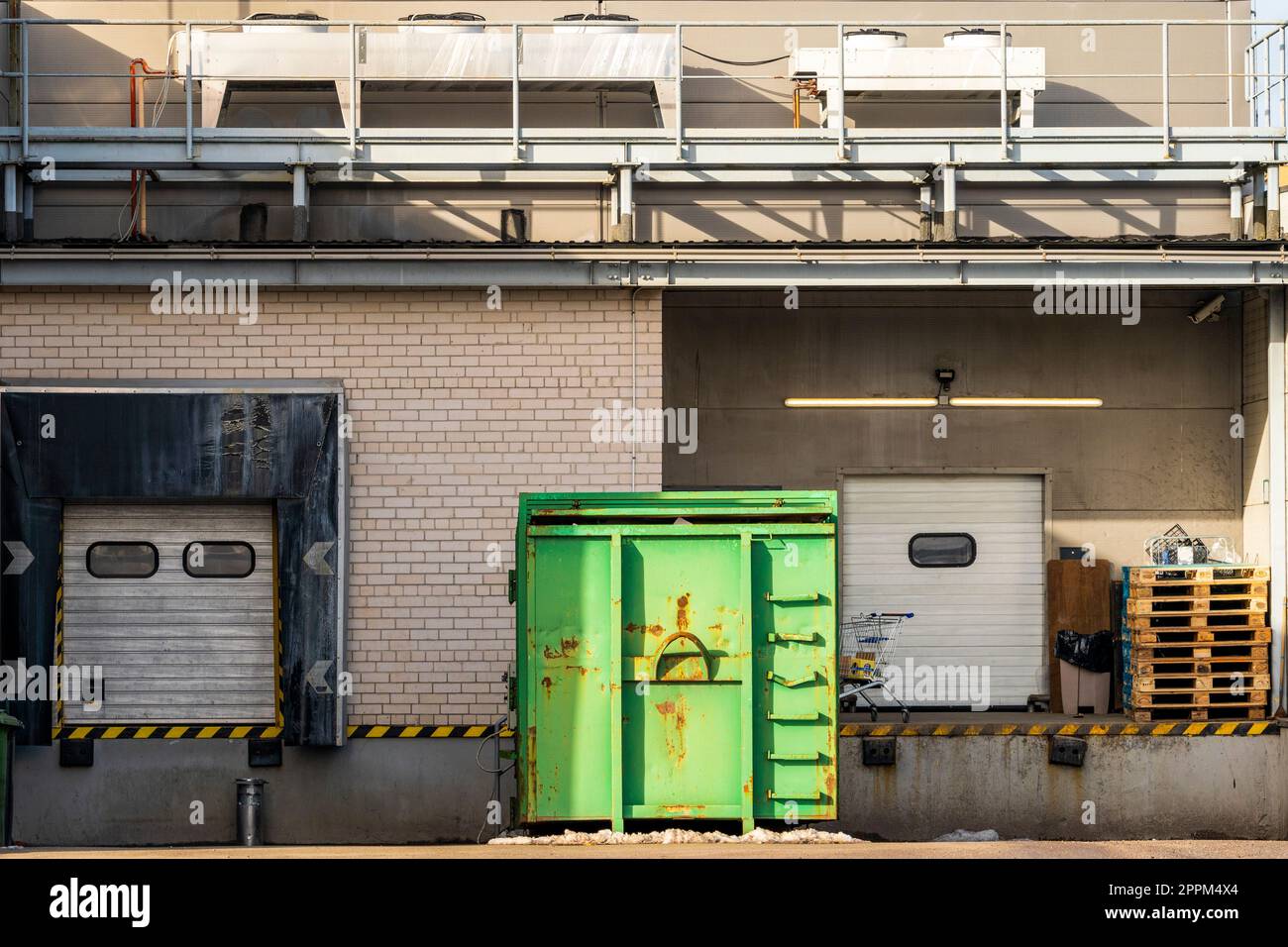 Loading bay hi-res stock photography and images - Alamy