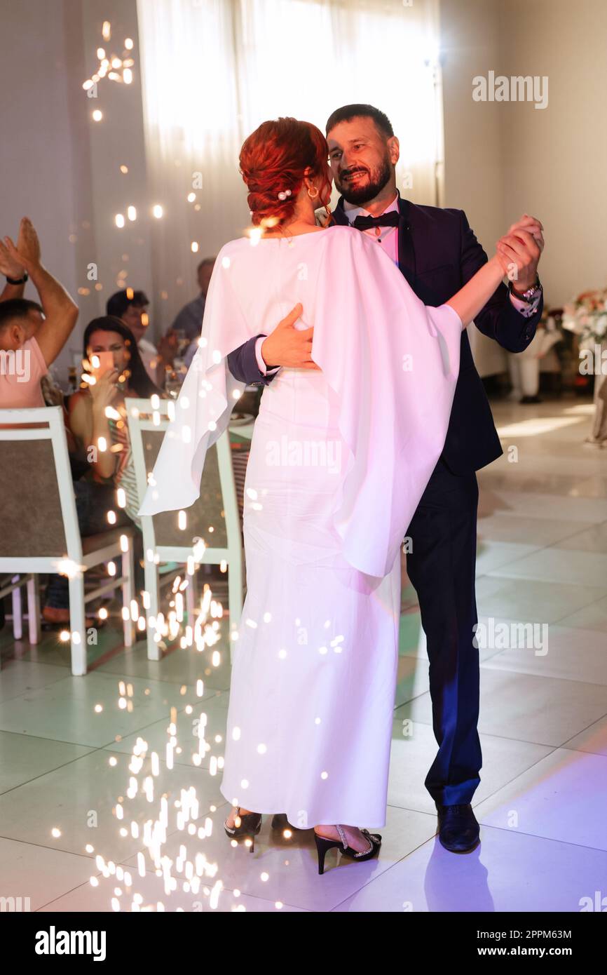 the first wedding dance of the bride and groom Stock Photo - Alamy