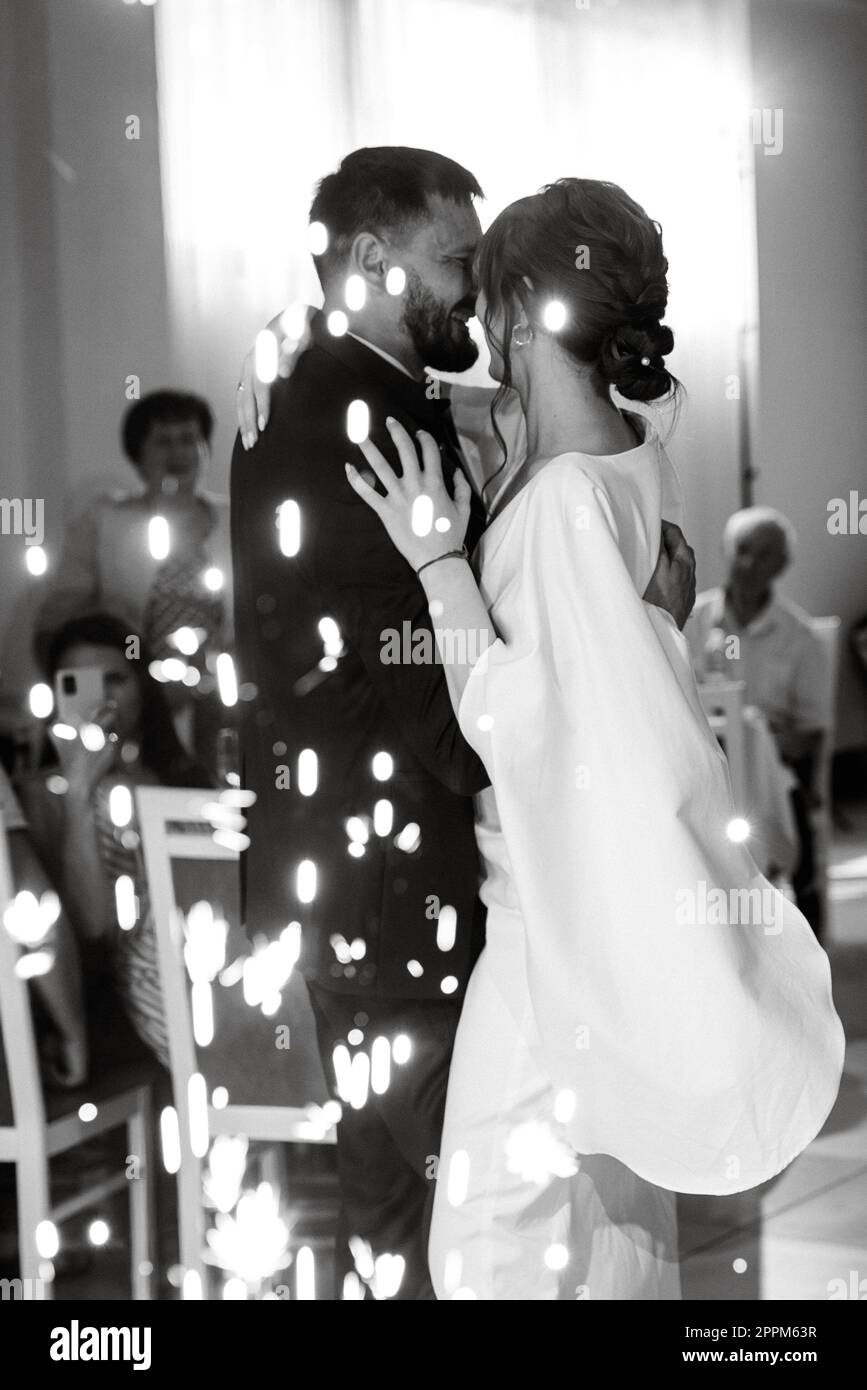 the first wedding dance of the bride and groom Stock Photo - Alamy