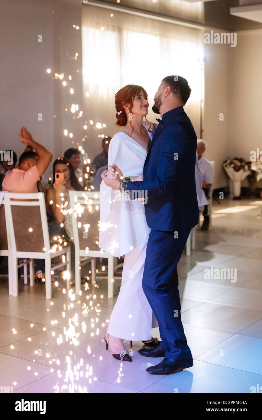 the first wedding dance of the bride and groom Stock Photo - Alamy