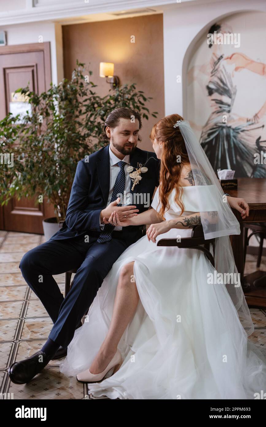 Black and white bride and groom hi-res stock photography and images - Alamy