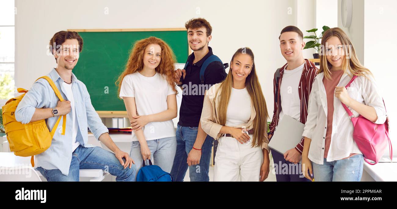 Group of young students pose for a photo Stock Photo - Alamy