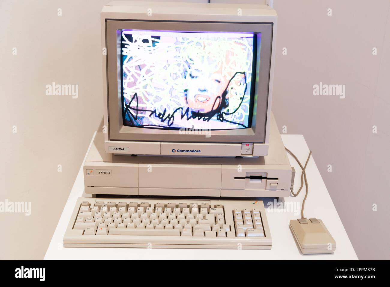 Computer Commodore Amiga 1000 with floppy disk and mouse Stock Photo - Alamy