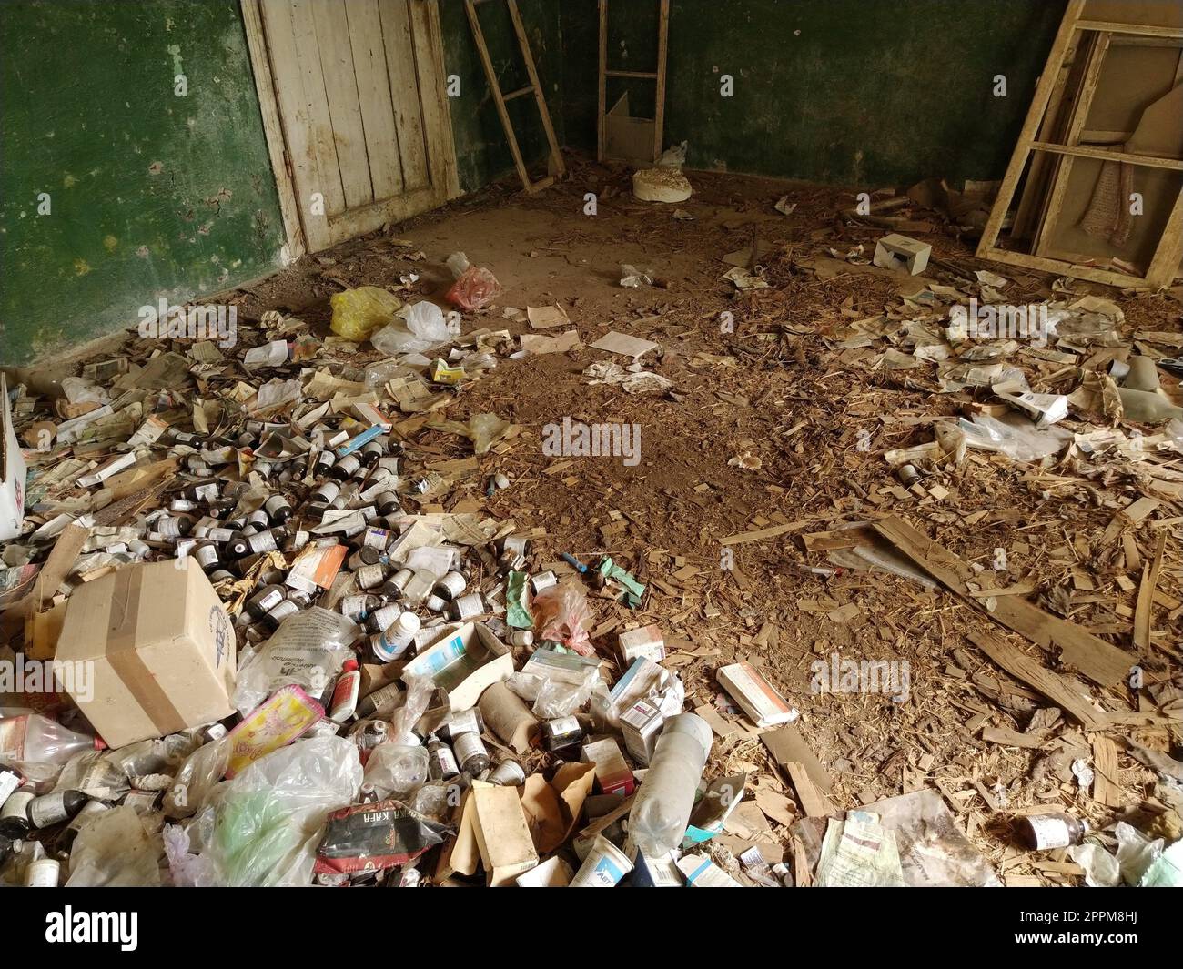 Trash on the floor hi-res stock photography and images - Alamy