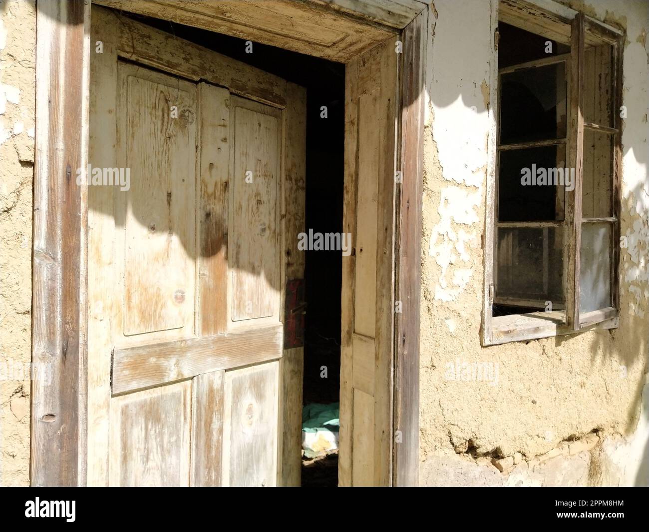 Old broken down house hi-res stock photography and images - Alamy
