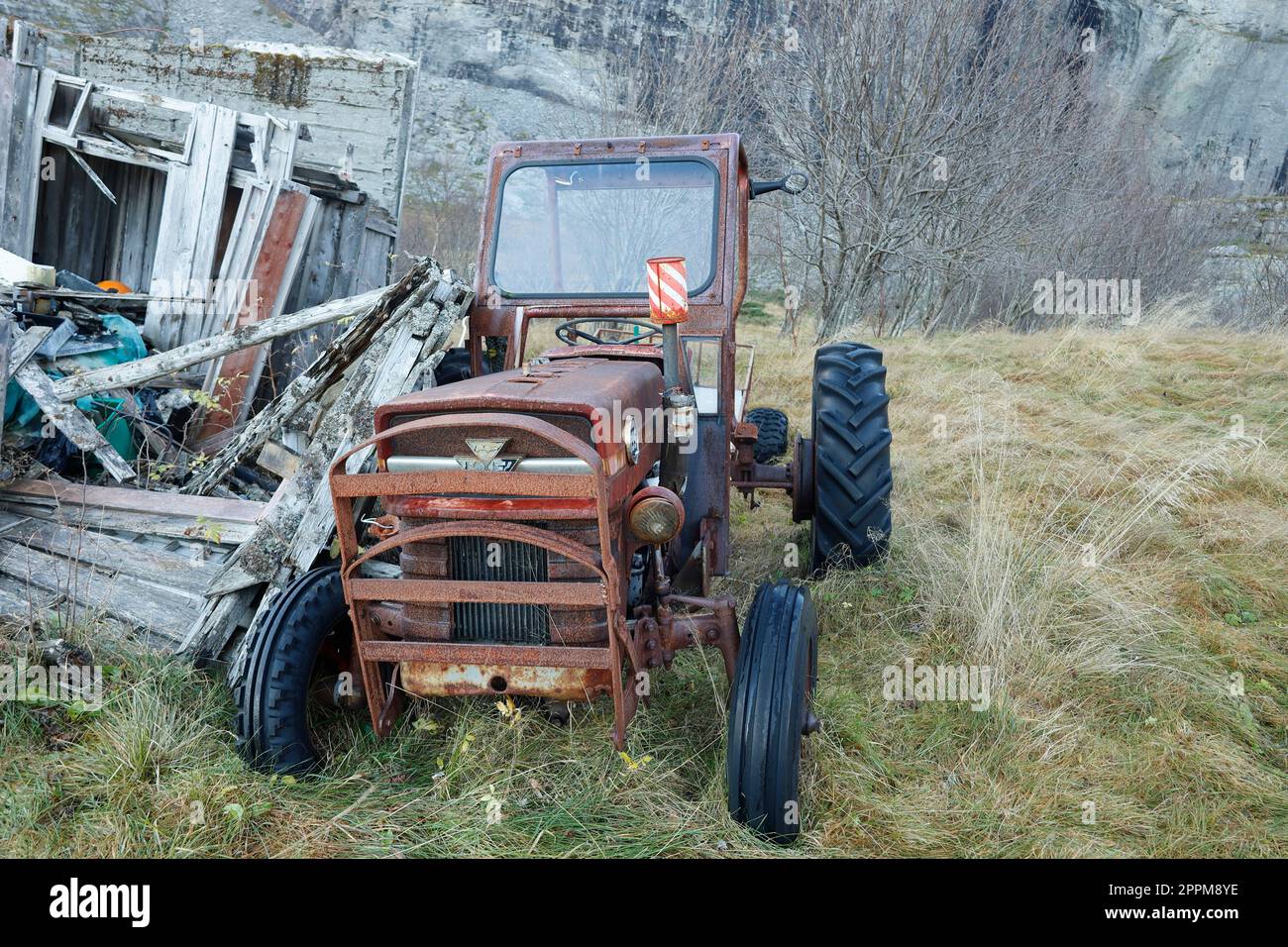 Rusty tractor hi-res stock photography and images - Alamy