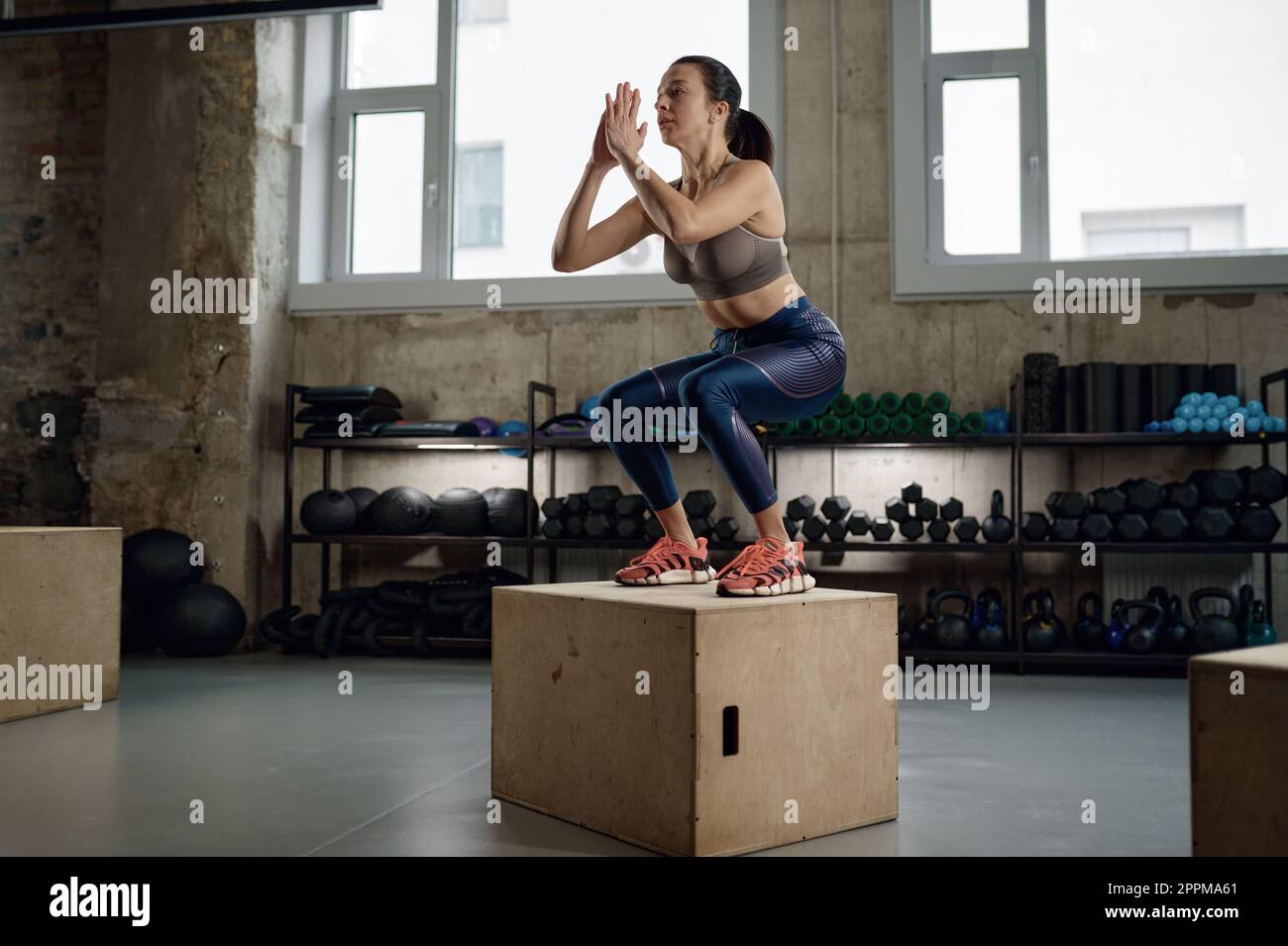 Muscular female athlete doing hi-res stock photography and images - Alamy