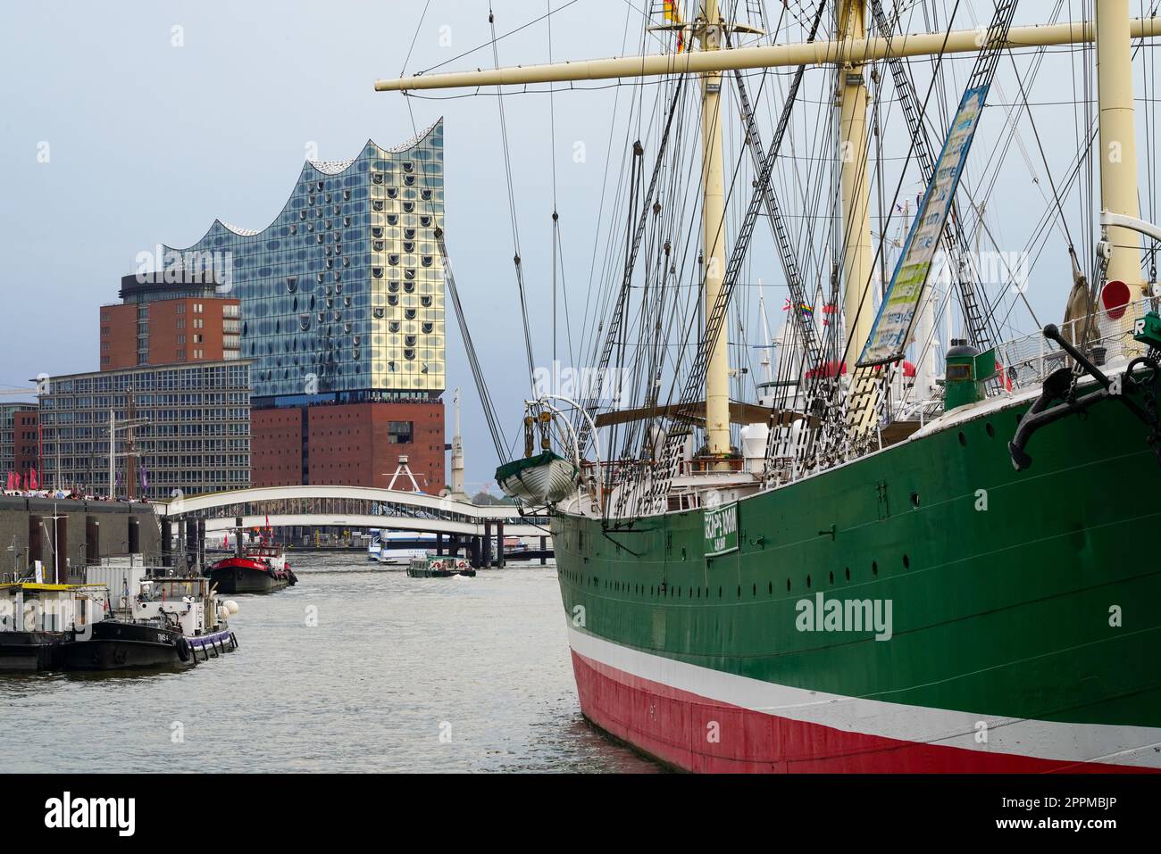 Elbphilharmonie harbor hi-res stock photography and images - Alamy