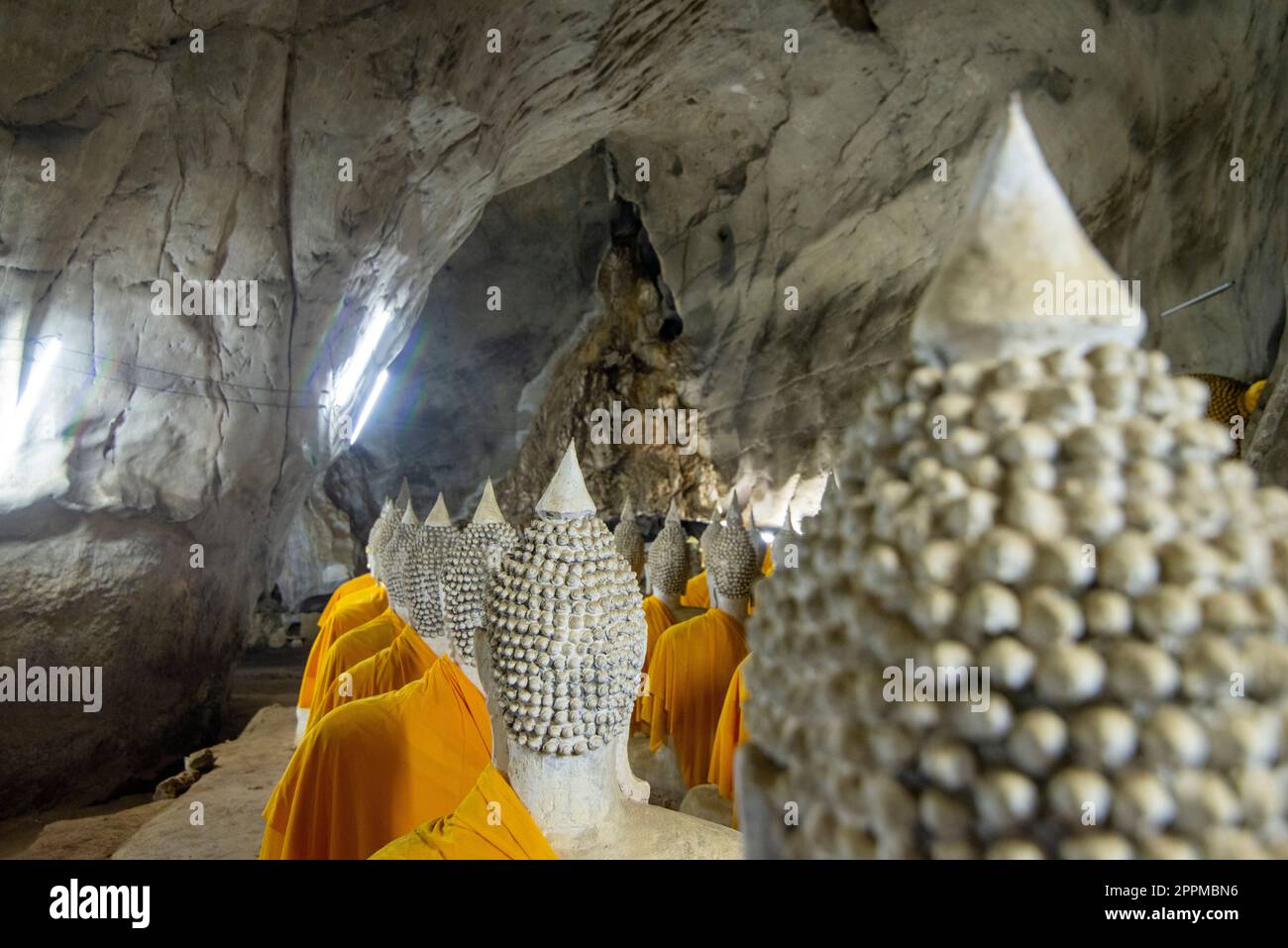 Reclining buddha cave temple wat hi-res stock photography and images ...