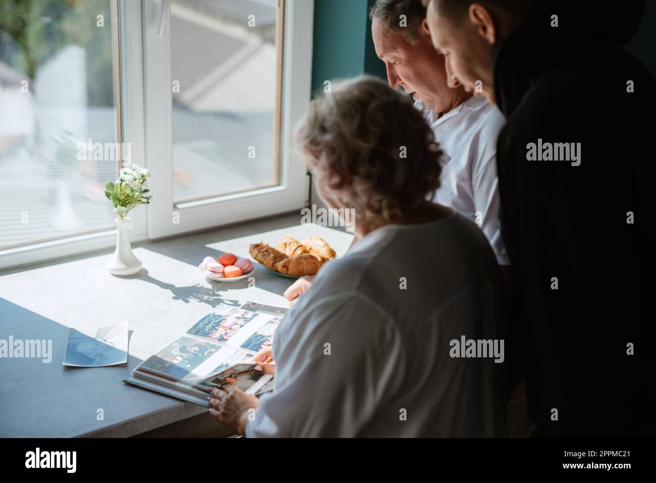 family looking at family photo album Stock Photo - Alamy