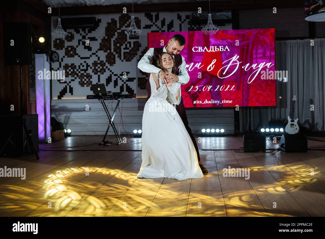 the first wedding dance of the bride and groom Stock Photo - Alamy