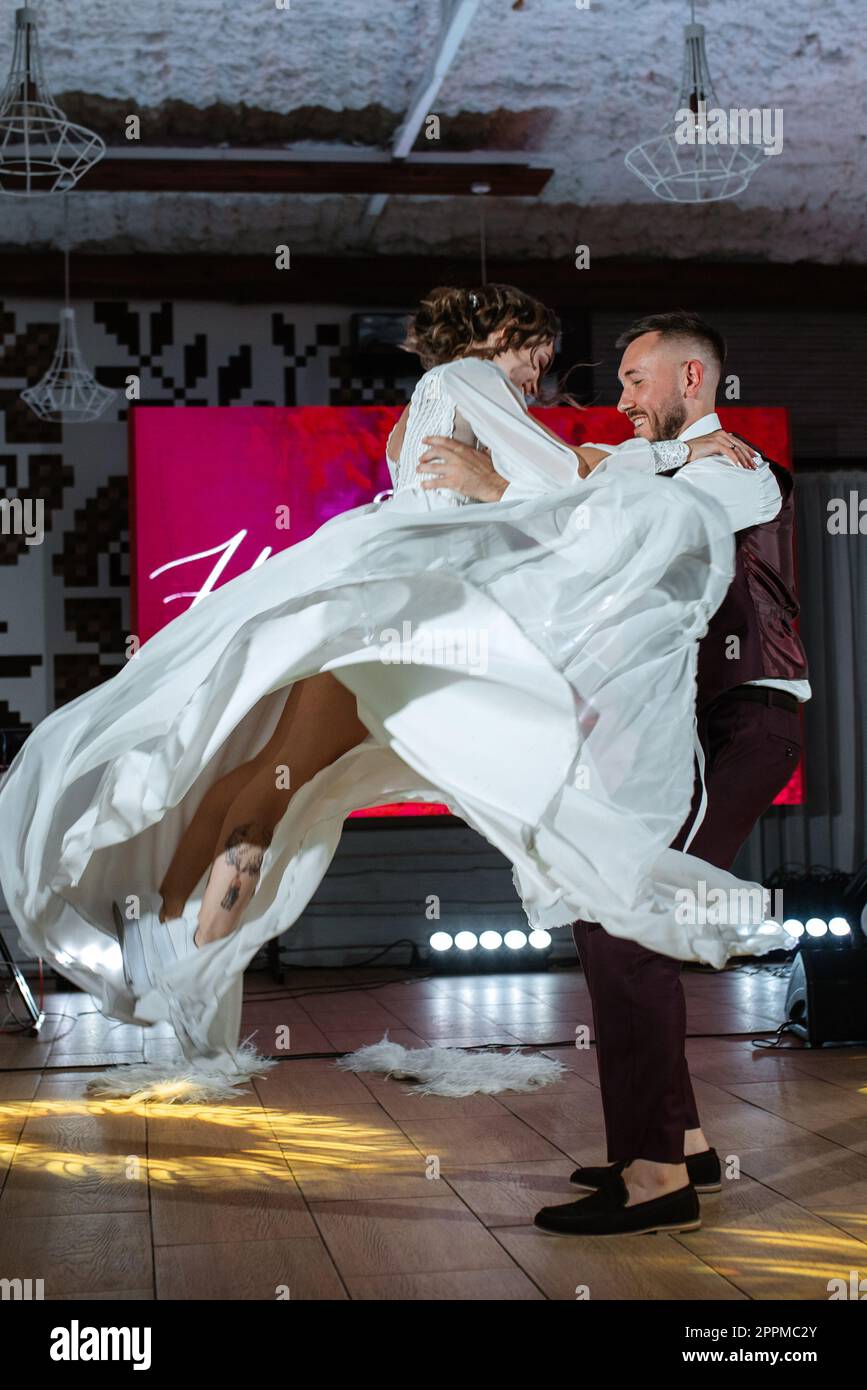 the first wedding dance of the bride and groom Stock Photo - Alamy
