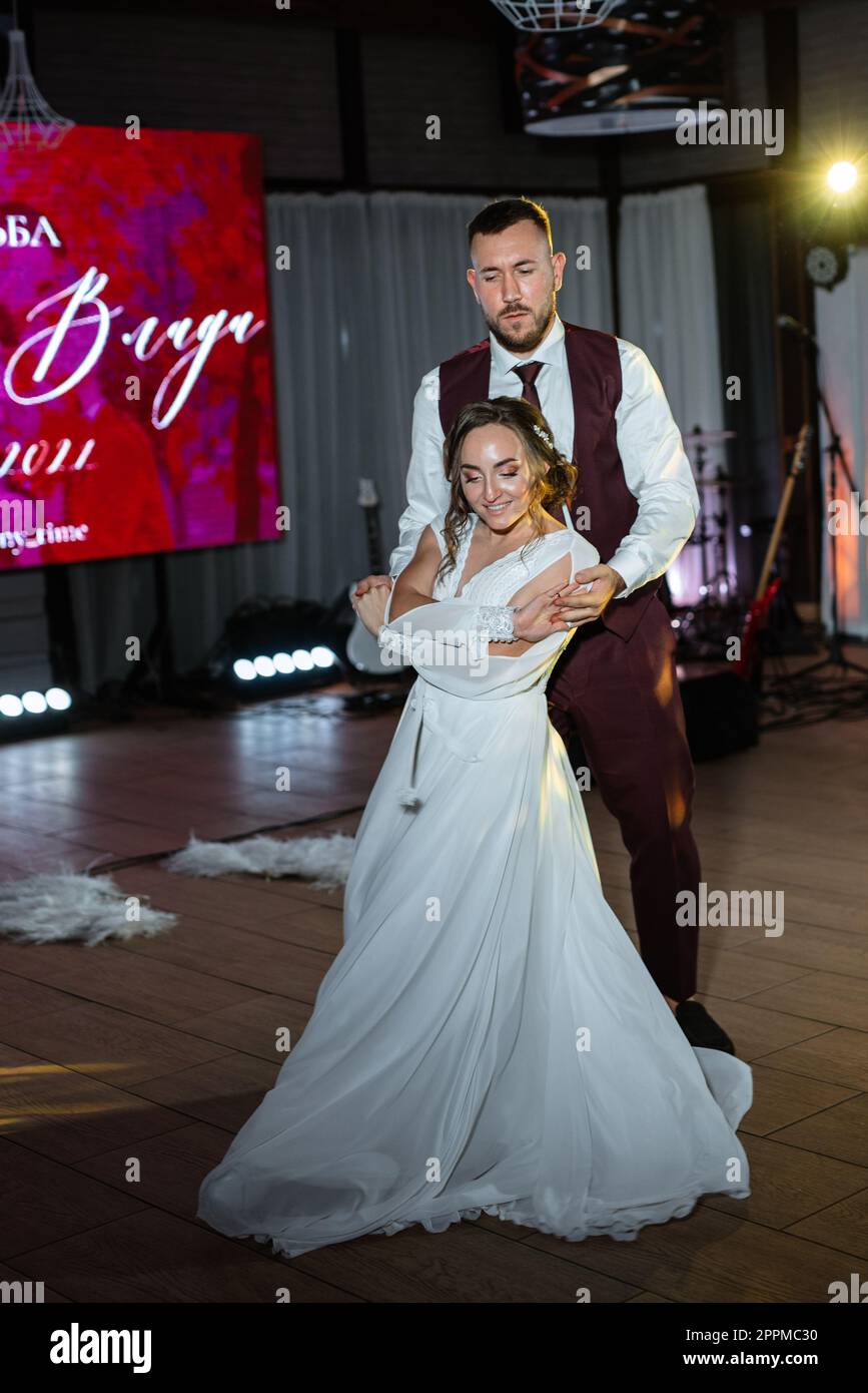 the first wedding dance of the bride and groom Stock Photo - Alamy