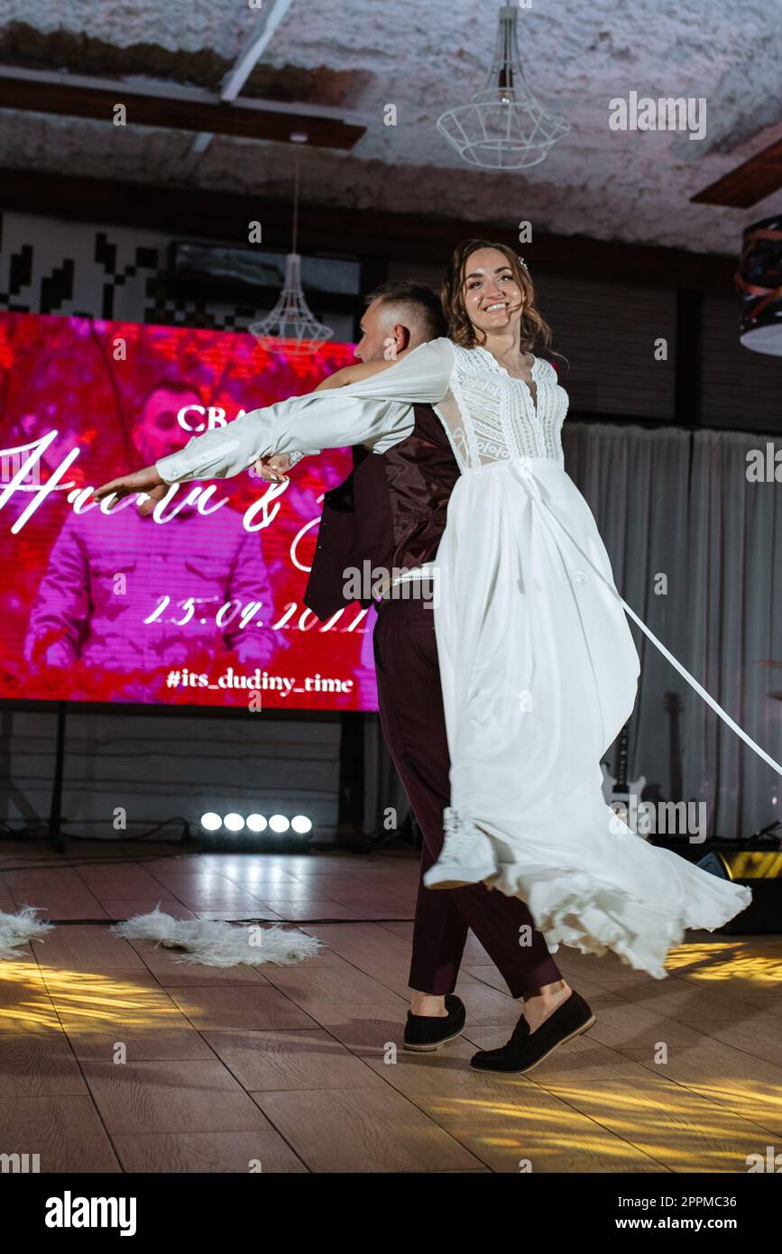 the first wedding dance of the bride and groom Stock Photo - Alamy