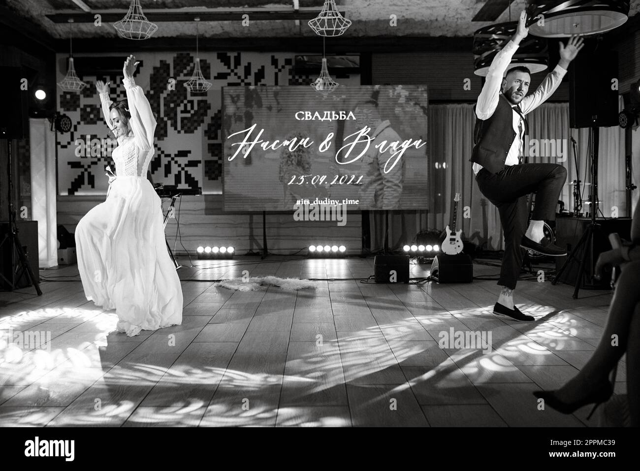 the first wedding dance of the bride and groom Stock Photo - Alamy