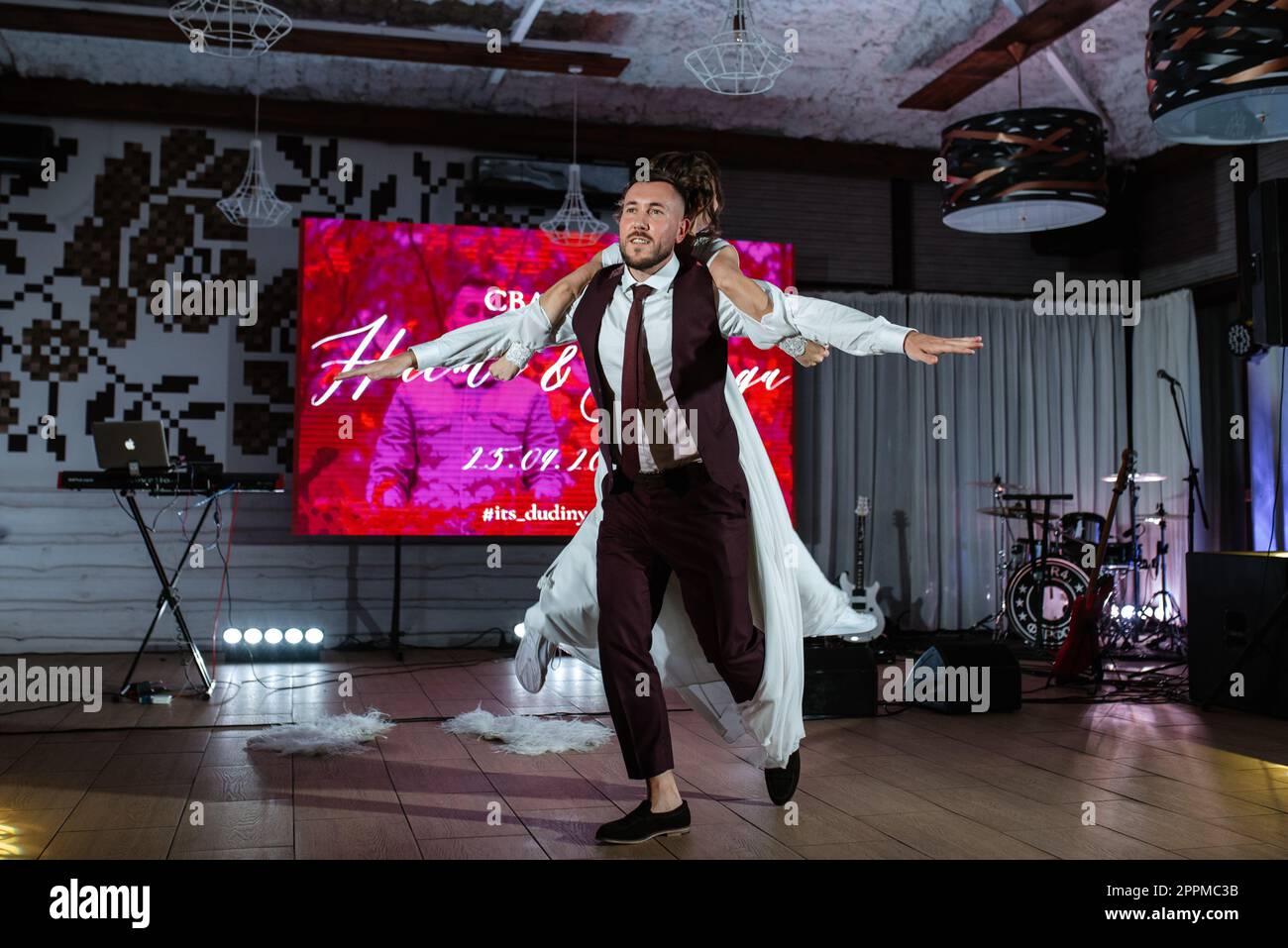the first wedding dance of the bride and groom Stock Photo - Alamy
