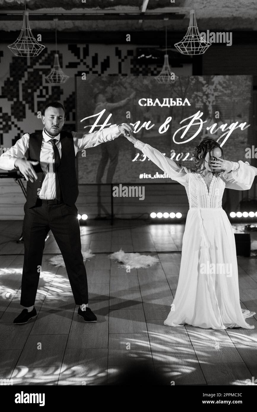 the first wedding dance of the bride and groom Stock Photo - Alamy