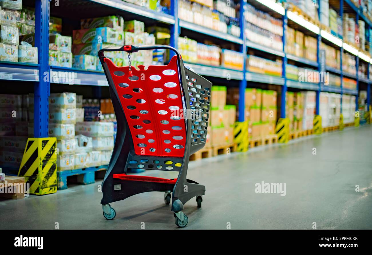 A shopping cart with grocery products in a supermarket Stock Photo - Alamy