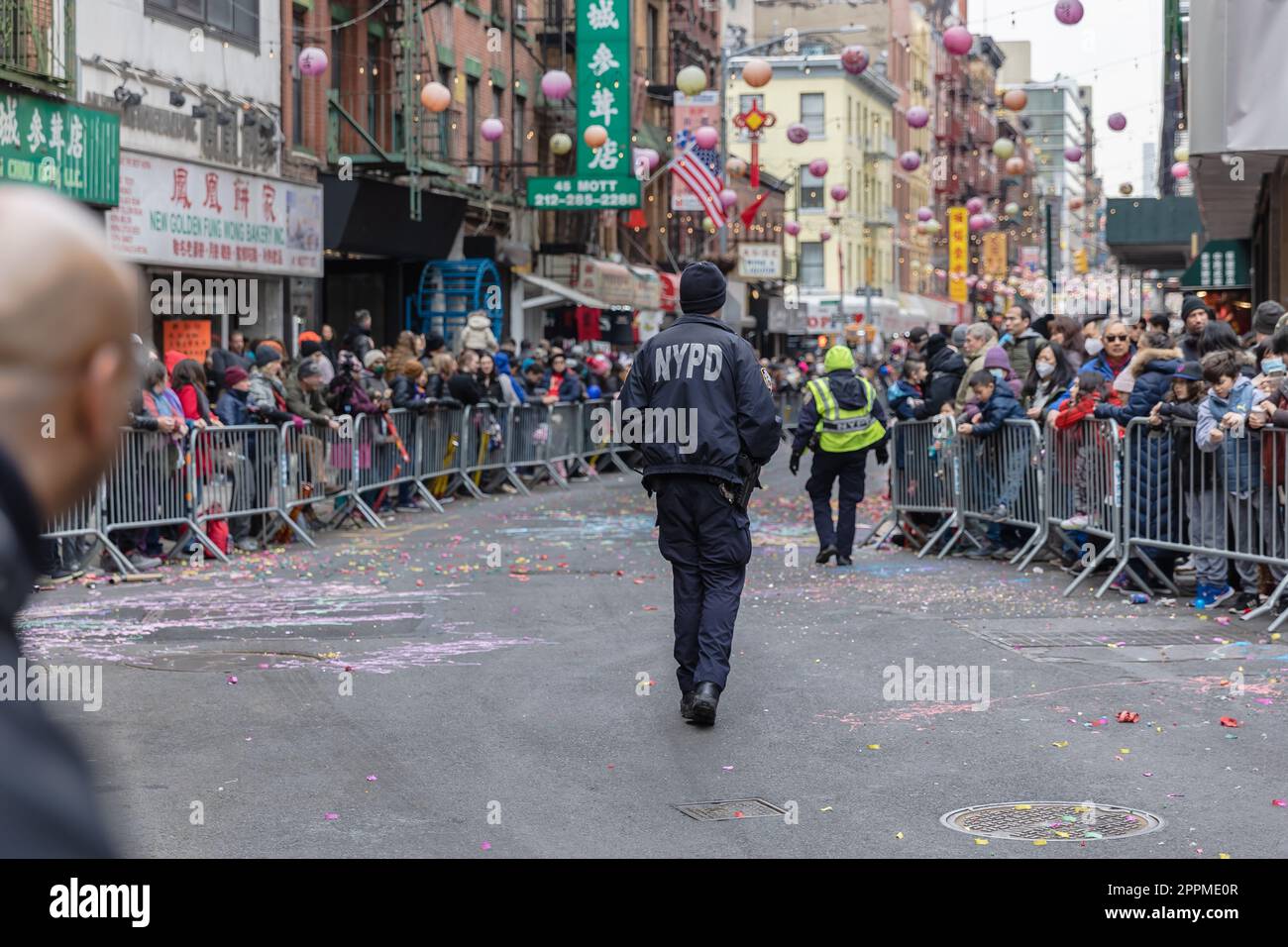 New york city people watching hi-res stock photography and images - Alamy