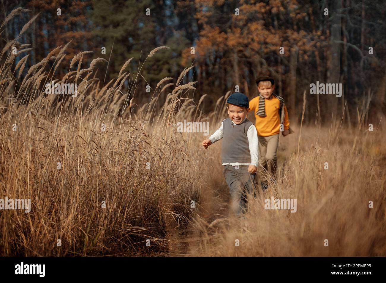 Child running across road hi-res stock photography and images - Alamy