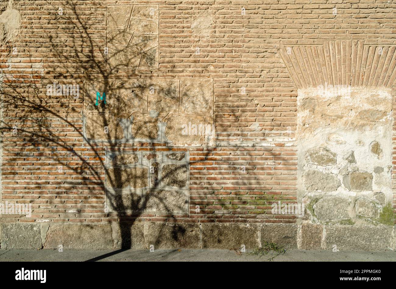 Shadow of a building hi-res stock photography and images - Alamy