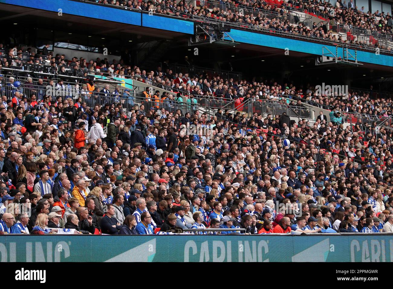 Manchester united wembley crowd hi-res stock photography and images - Alamy
