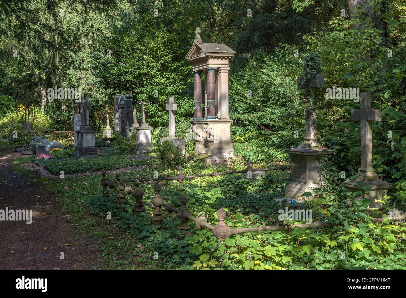 Graves and sculptures in the main cemetery, Frankfurt, Germany Stock ...
