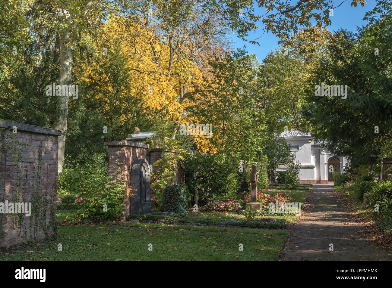 Graves and sculptures in the main cemetery, Frankfurt, Germany Stock ...